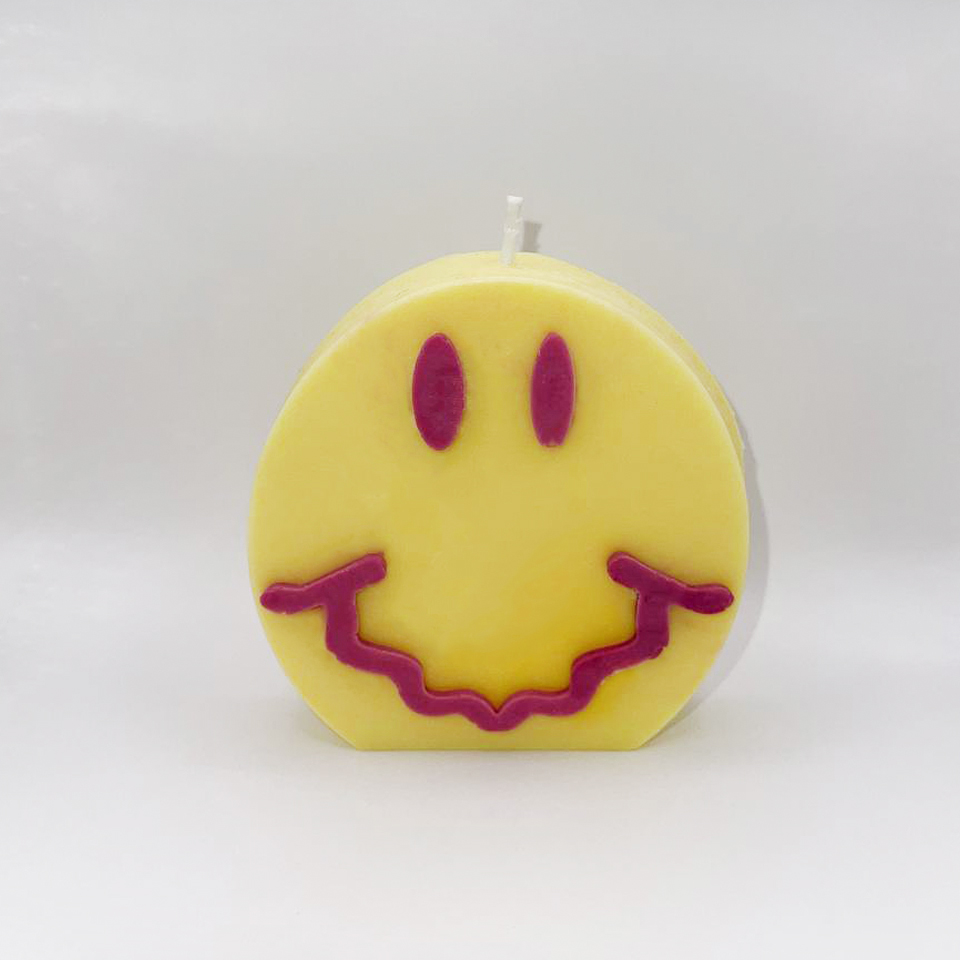 Vela decorativa en forma de cara contenta, hecha a mano con amor
